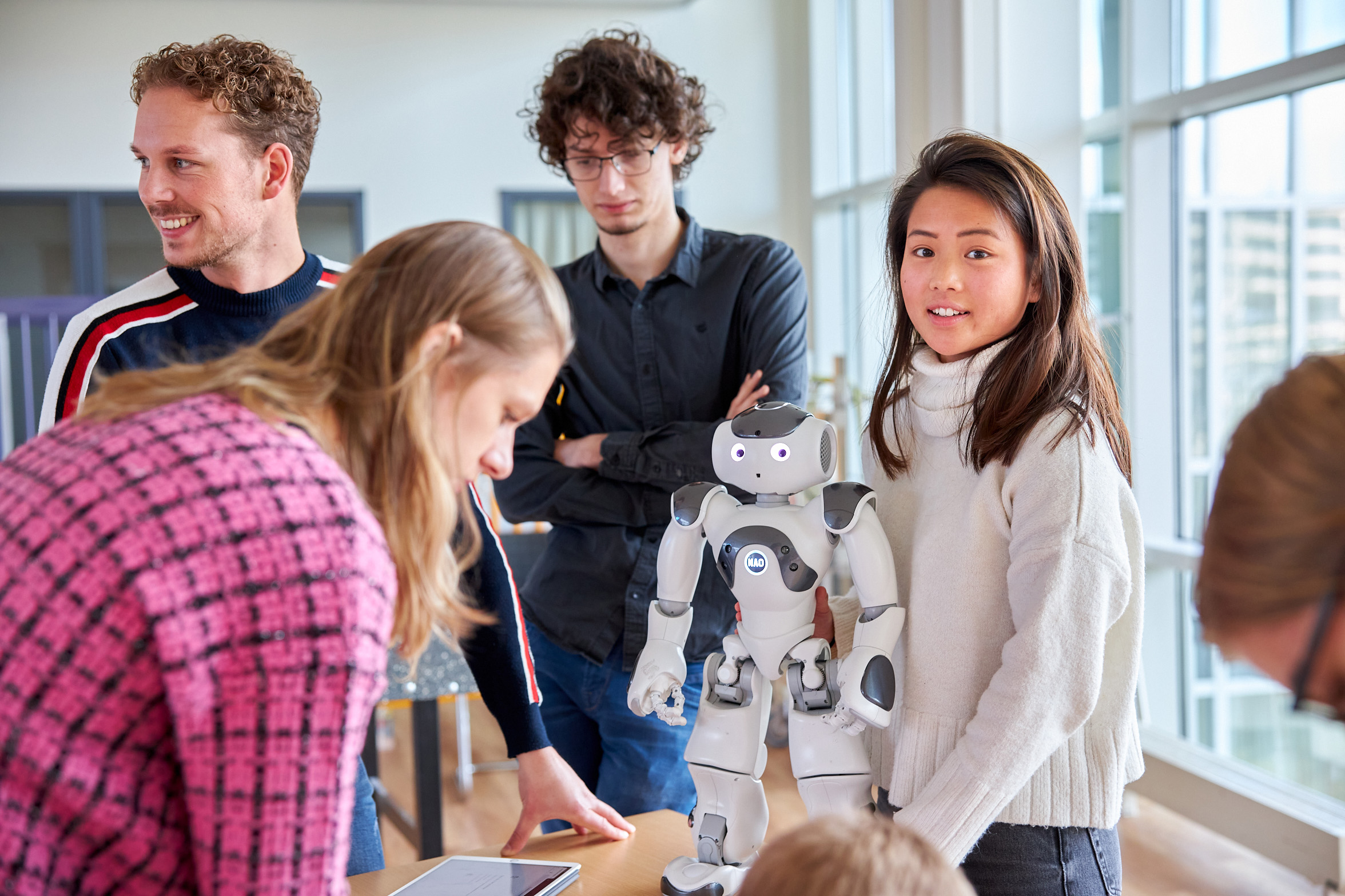 Studenten programmeren robots voor kinderen in het Wilhelmina ...